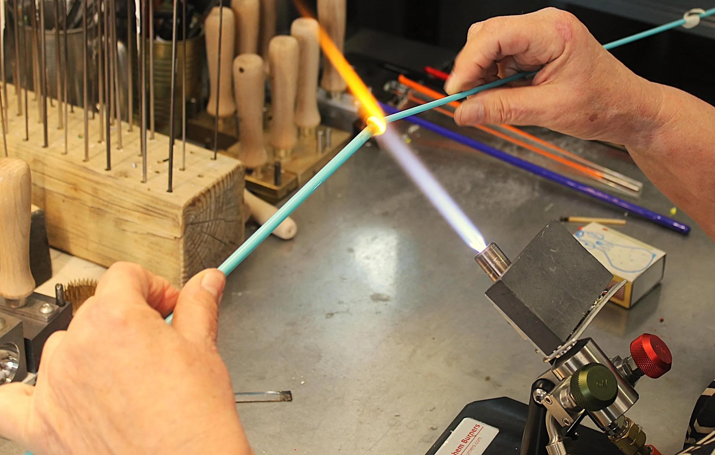 Initiez-vous en duo au filage de verre au chalumeau avec Sylvie - Wecandoo
